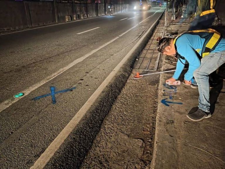 MAYNILAD REPAIRS UNDERGROUND LEAK ALONG WEST SERVICE ROAD IN PARANAQUE ...